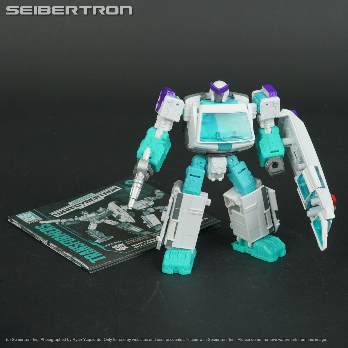 WFC-GS17 Shattered Glass Ratchet Transformers Generations Selects Hasbro 2024 - Seibertron Store